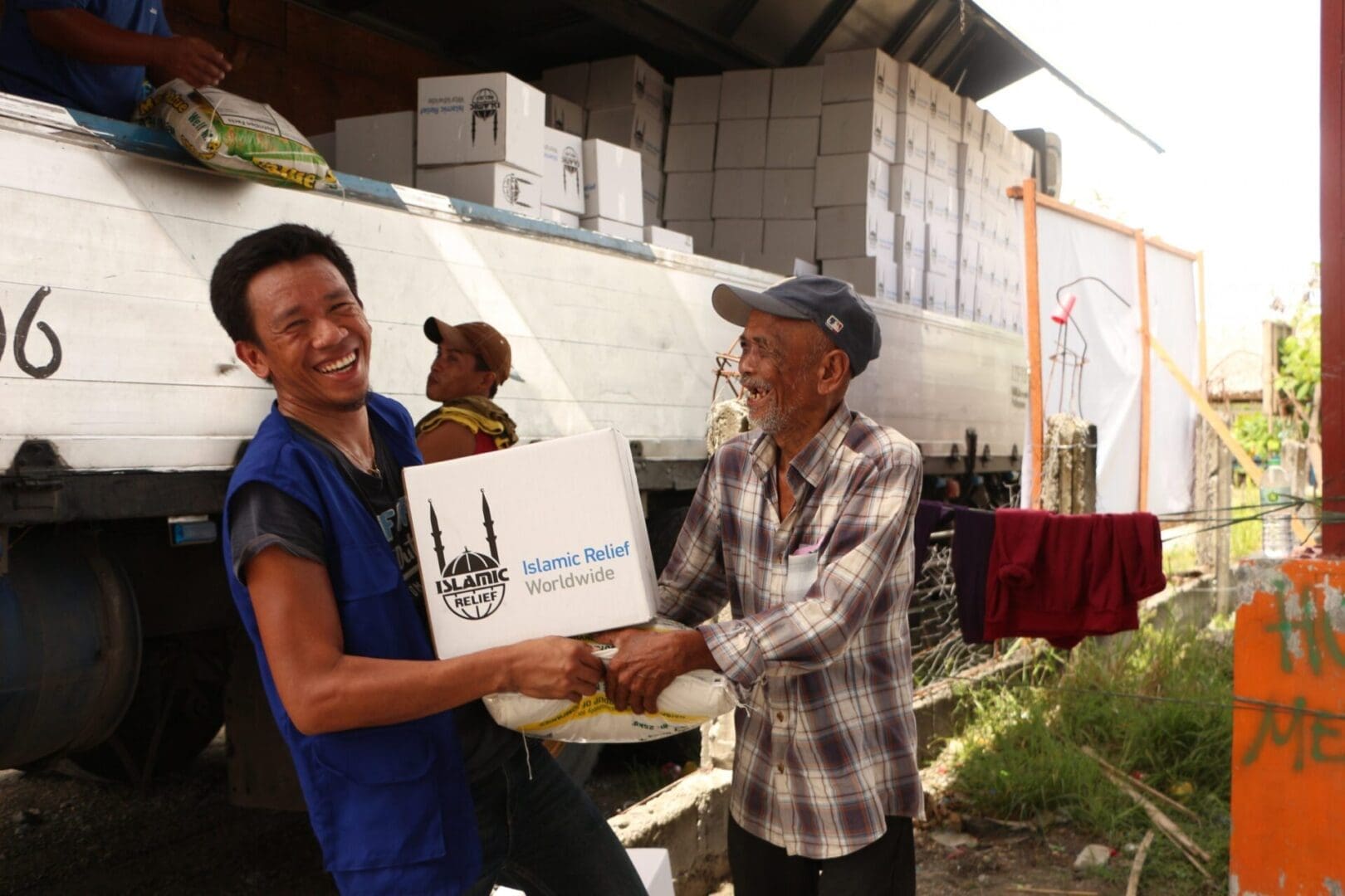 Food distribution in war-torn Marawi City - Islamic Relief Worldwide